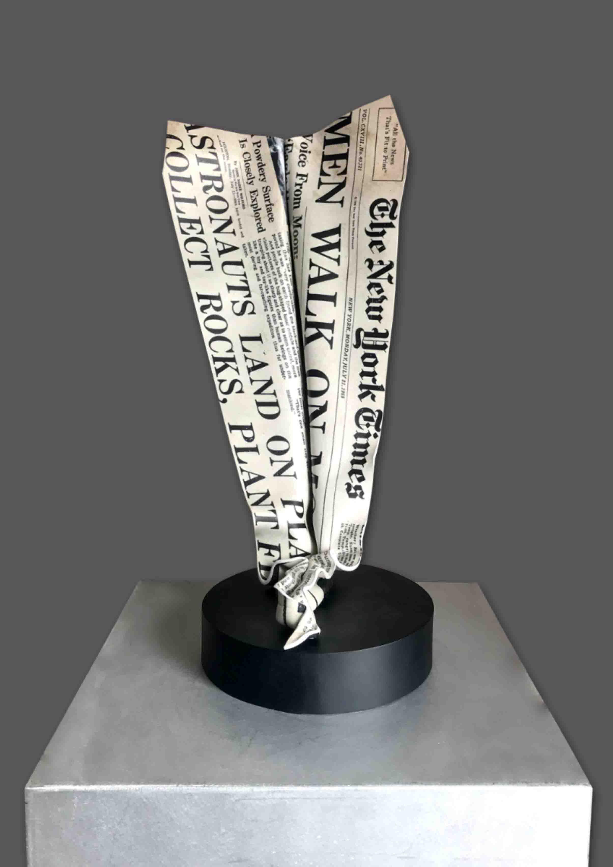 Ava - artiste plasticienne - Paper Planes sculpture - Galerie saint martin
